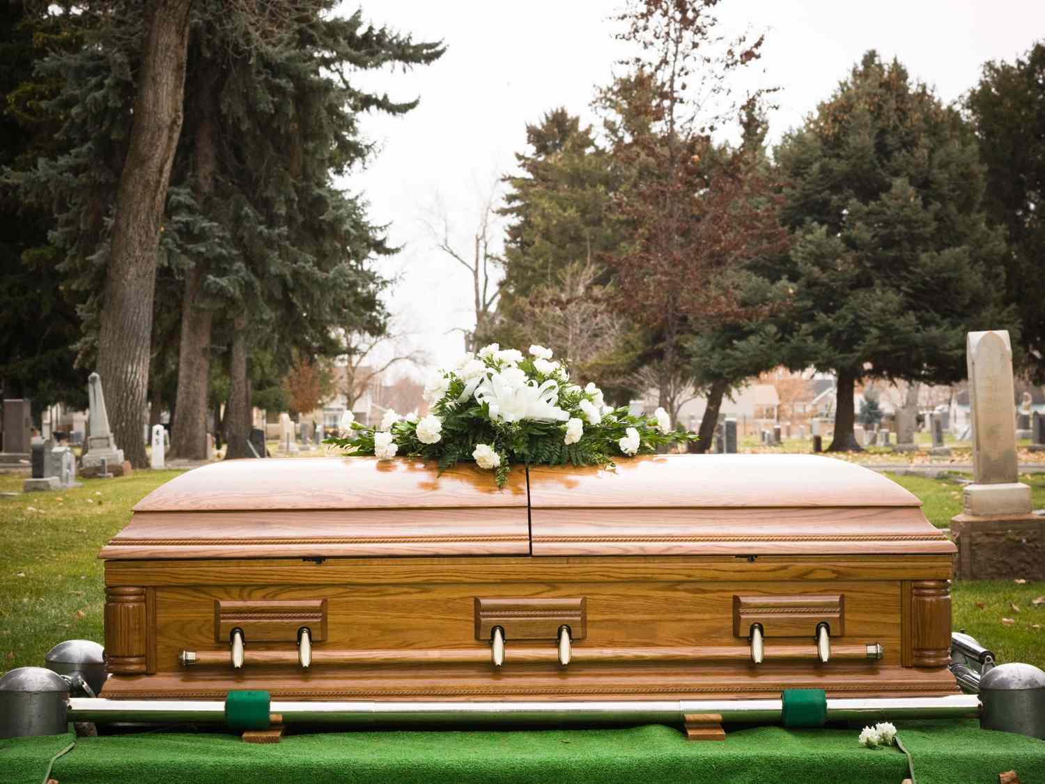 7 Smart Ways to Save Money on Traditional Caskets – Oaktree Memorials