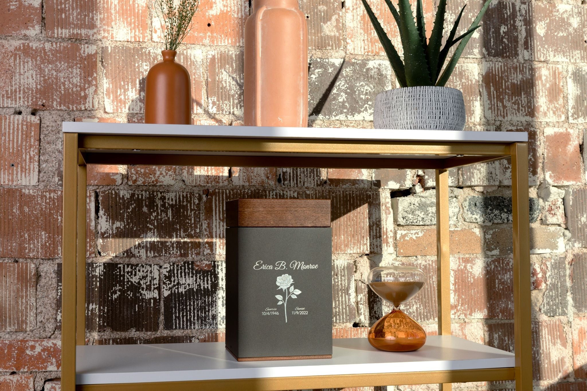 Personalize Your Loved One's Legacy: Cremation Urn Plaque Ideas – Oaktree Memorials